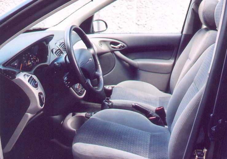 Ford Focus Ghia 2.0 16v --- Hatchback 5 puertas