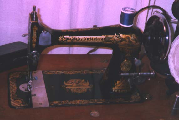 Singer Model 27 Vibrating Shuttle (Photo)