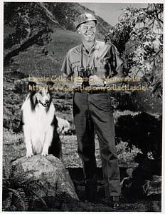 Lassie (Mire) and Corey Stuart (Robert Bray) holding binoculars