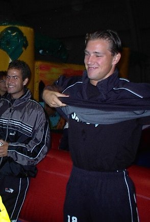 Bij onze aankomst in volendam is Eddy Putter net als al het gehele team ...