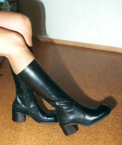 BOOT GODDESS GINA: Gina Takes the Bus - Part One