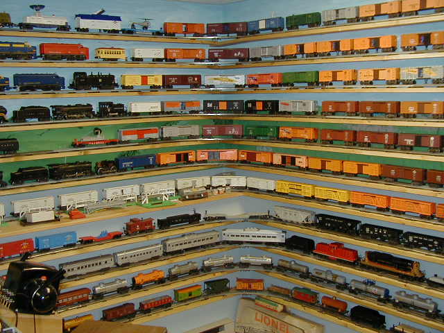 Ray's Lionel Wall Trains