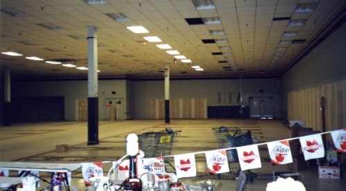 Oakridge Mall Photo Gallery - September 2003 - Inside the Former Wal ...
