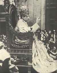 La tiara papal y el bicornio episcopal