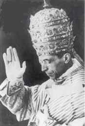 La tiara papal y el bicornio episcopal